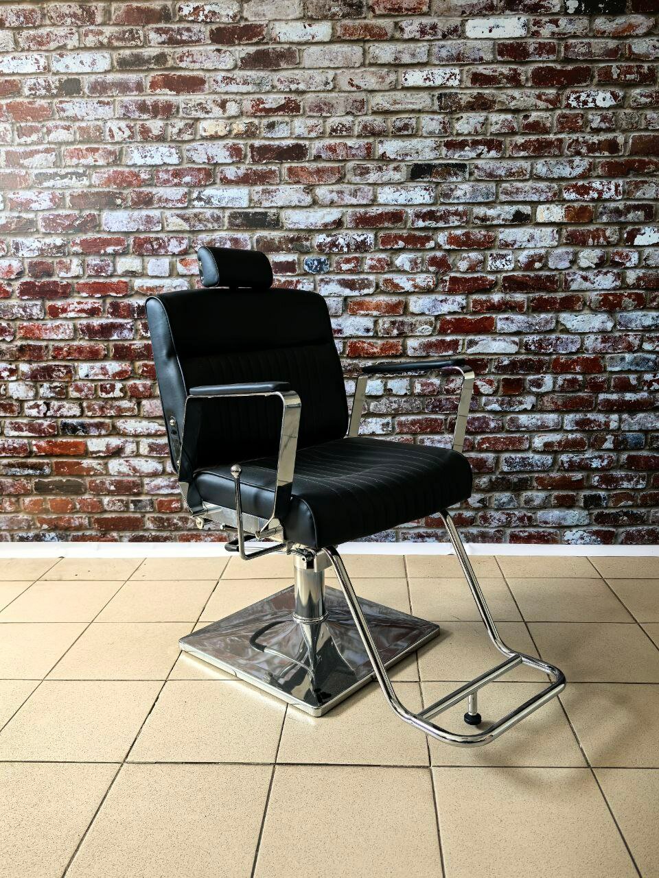 Парикмахерское кресло "Томас", регулируемая высота, мягкое сиденье, подголовник
