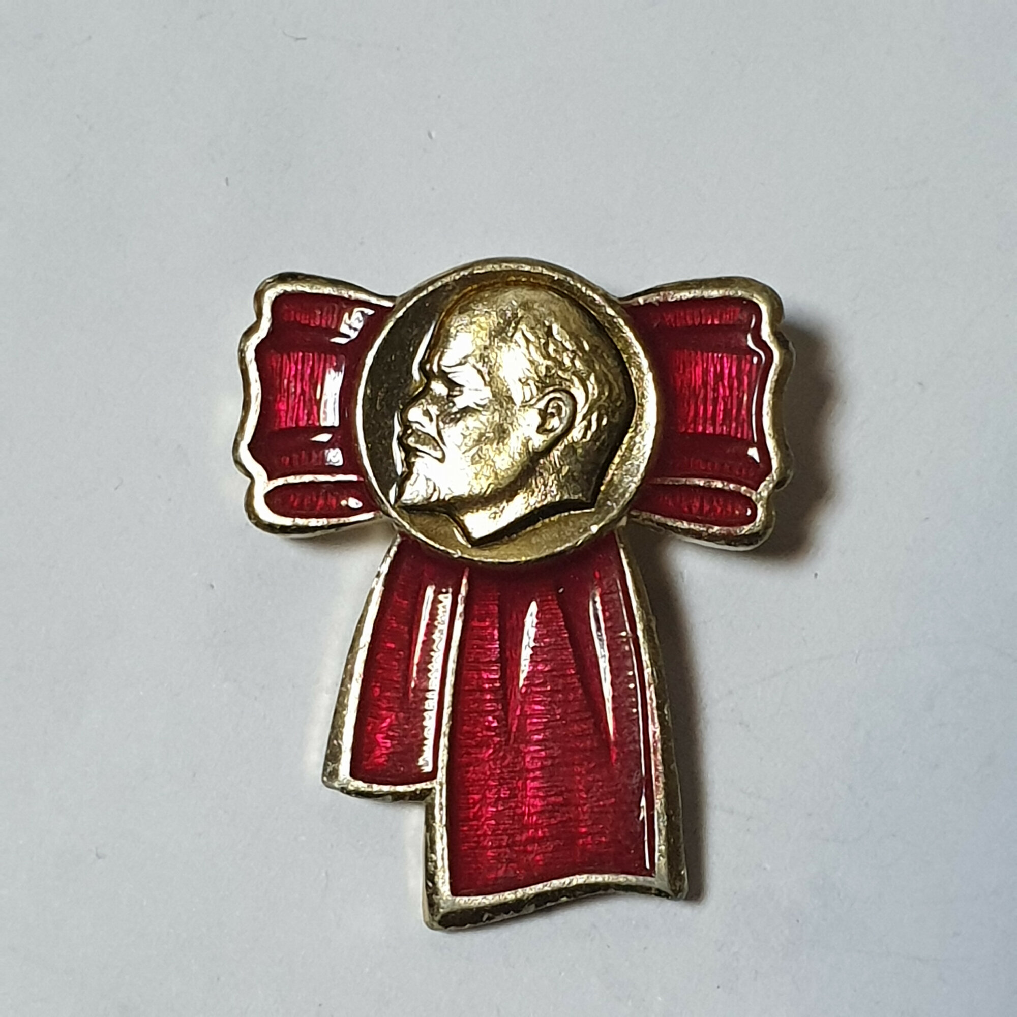 Значок СССР с изображением Ленина, красная лента, металл, советский винтажный аксессуар.