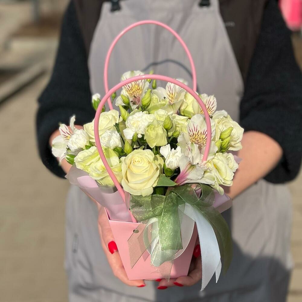 Сумочка с эустомой, белой розой и альстромерией - Plaza Flowers