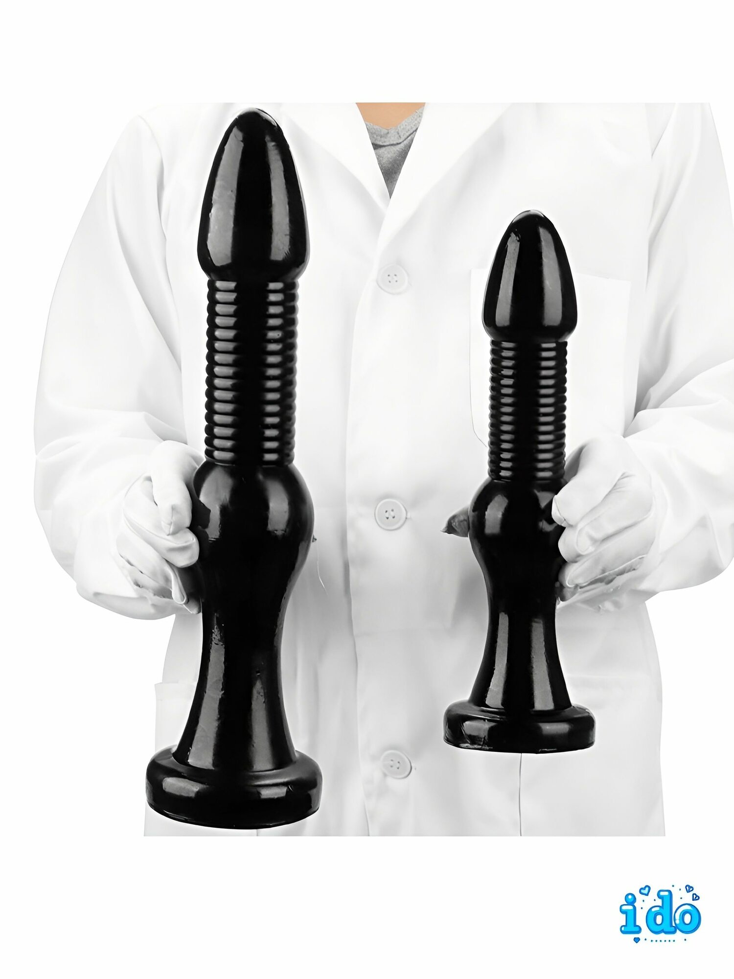 Огромная и толстая задница застряла в заднем проходе.