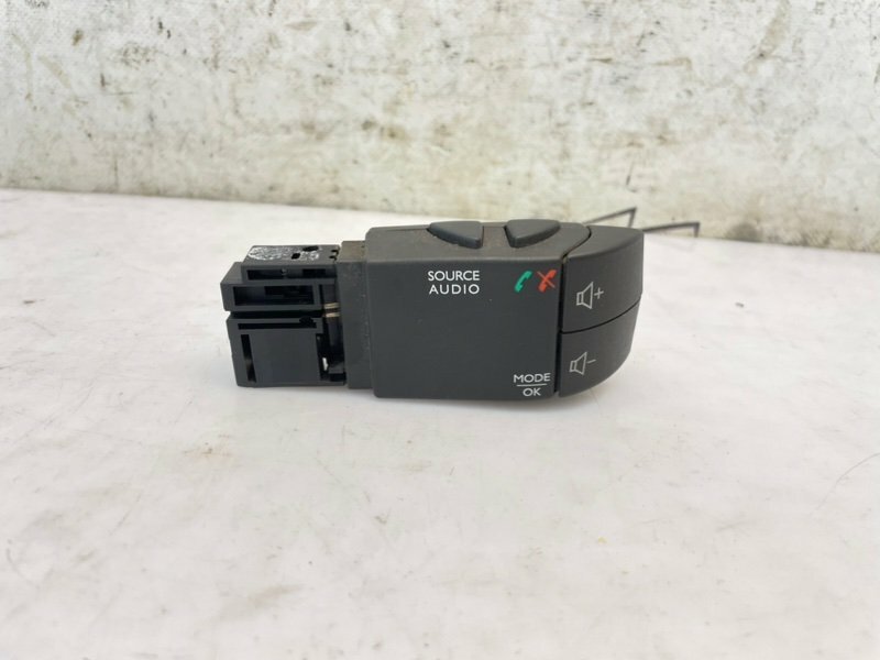 Б/У переключатель подрулевой управления магнитолой Nissan Terrano 2015 D10 F4RA400 60945 NISSAN арт. 255522448R