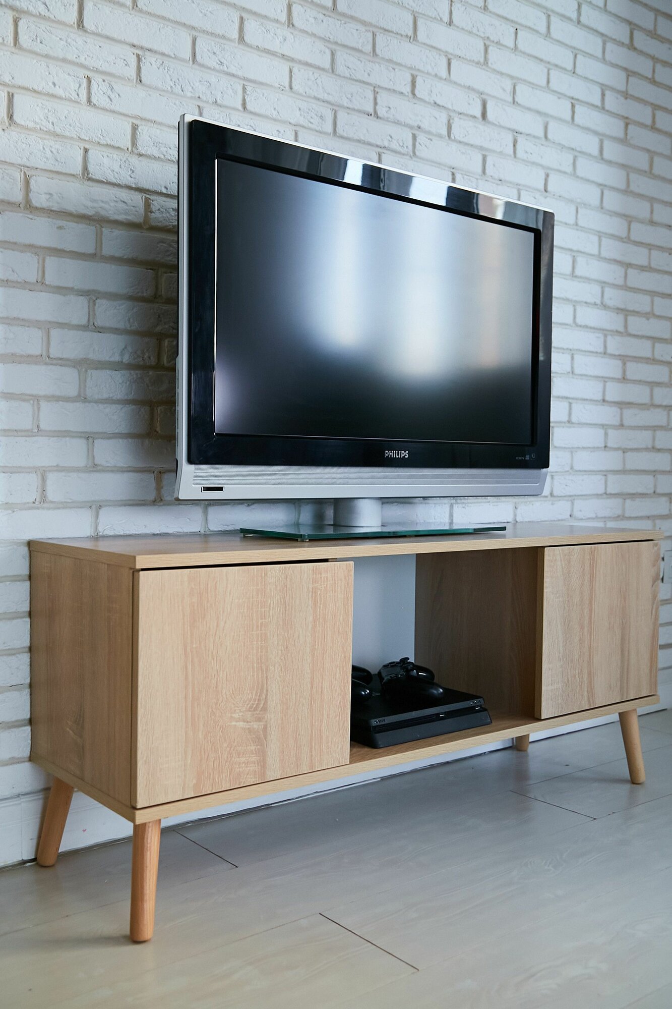 Тумба под телевизор с ножками