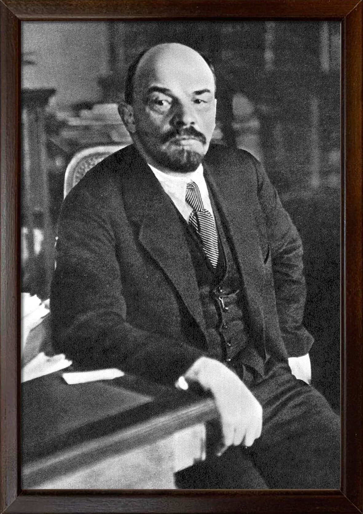 Картина, портрет Ленина В. И. в рамке под дерево / А-4 (21x30 см.)