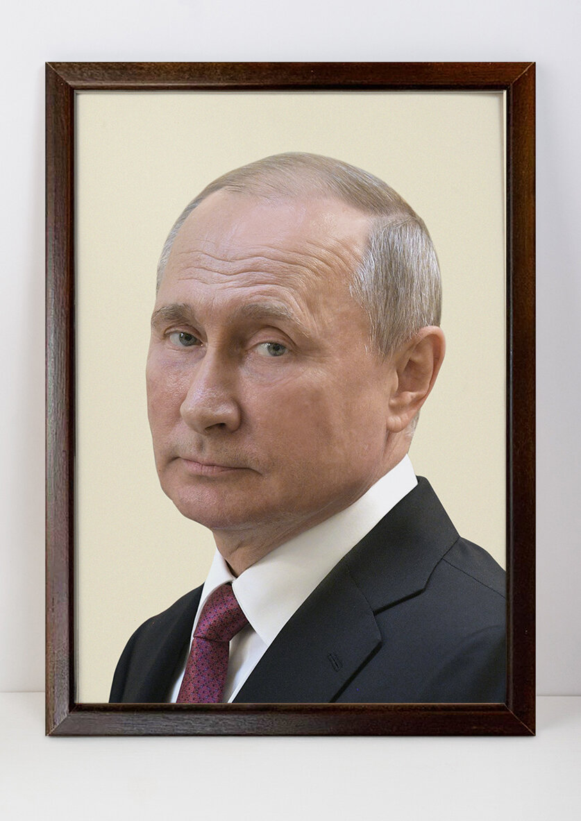 Портрет Владимира Путина на холсте в рамке под дерево / А-4 (21x30 см.)