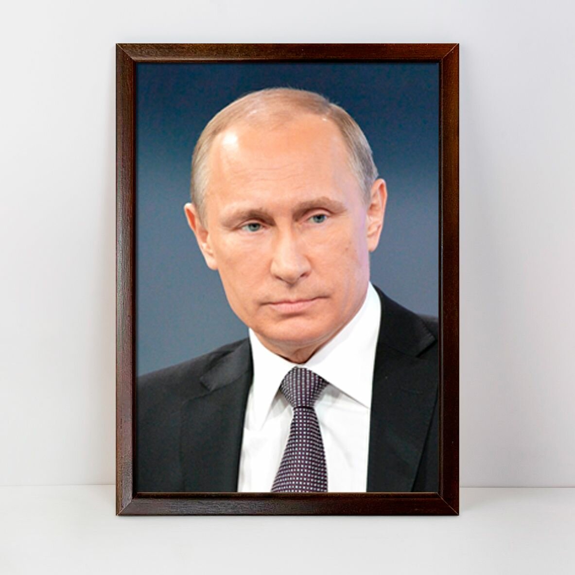 Портрет Путина В. В. в рамке под дерево / А-3 (30x42 см.)
