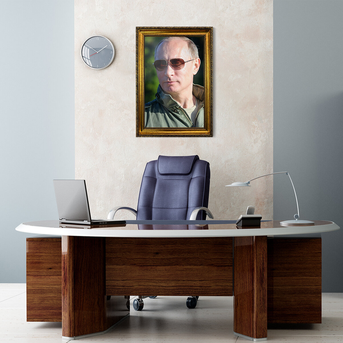 Портрет Владимира Путина на холсте в багетной рамке под золото / А-3 (30x40 см.)