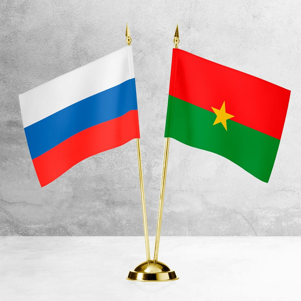 Настольные флаги России и Буркина-Фасо на пластиковой подставке под золото