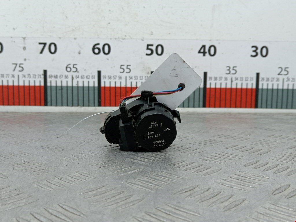 Сервопривод (электропривод моторчик привода) заслонки печки BMW 7-Series (E38) 64116939406 арт. 2246096