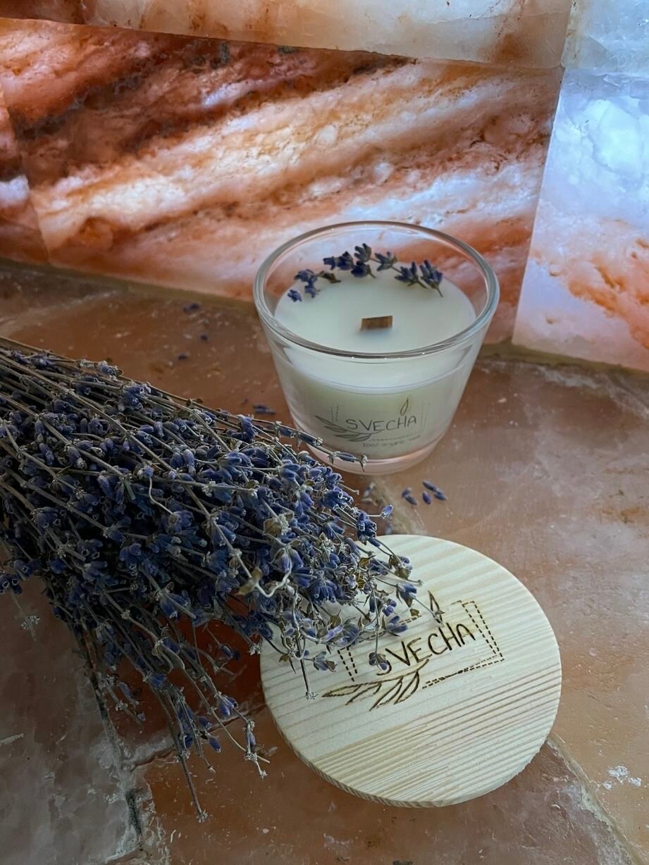 Свеча ароматическая соевая с сухоцветами, деревянный потрескивающий фитиль, легкий аромат лаванды / подарки для женщины