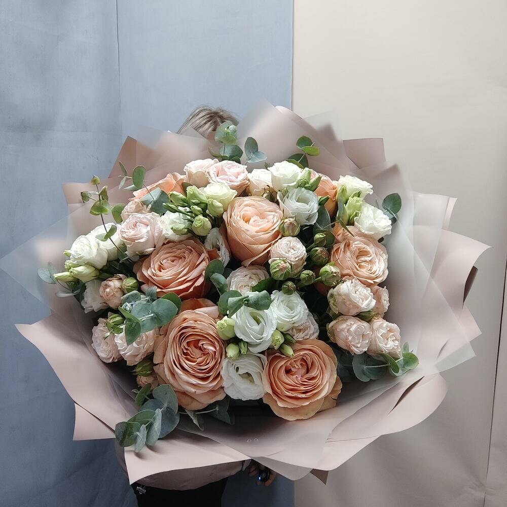 Букет из роз, эустомы, эвкалипта, кустовой пионовидной розы.