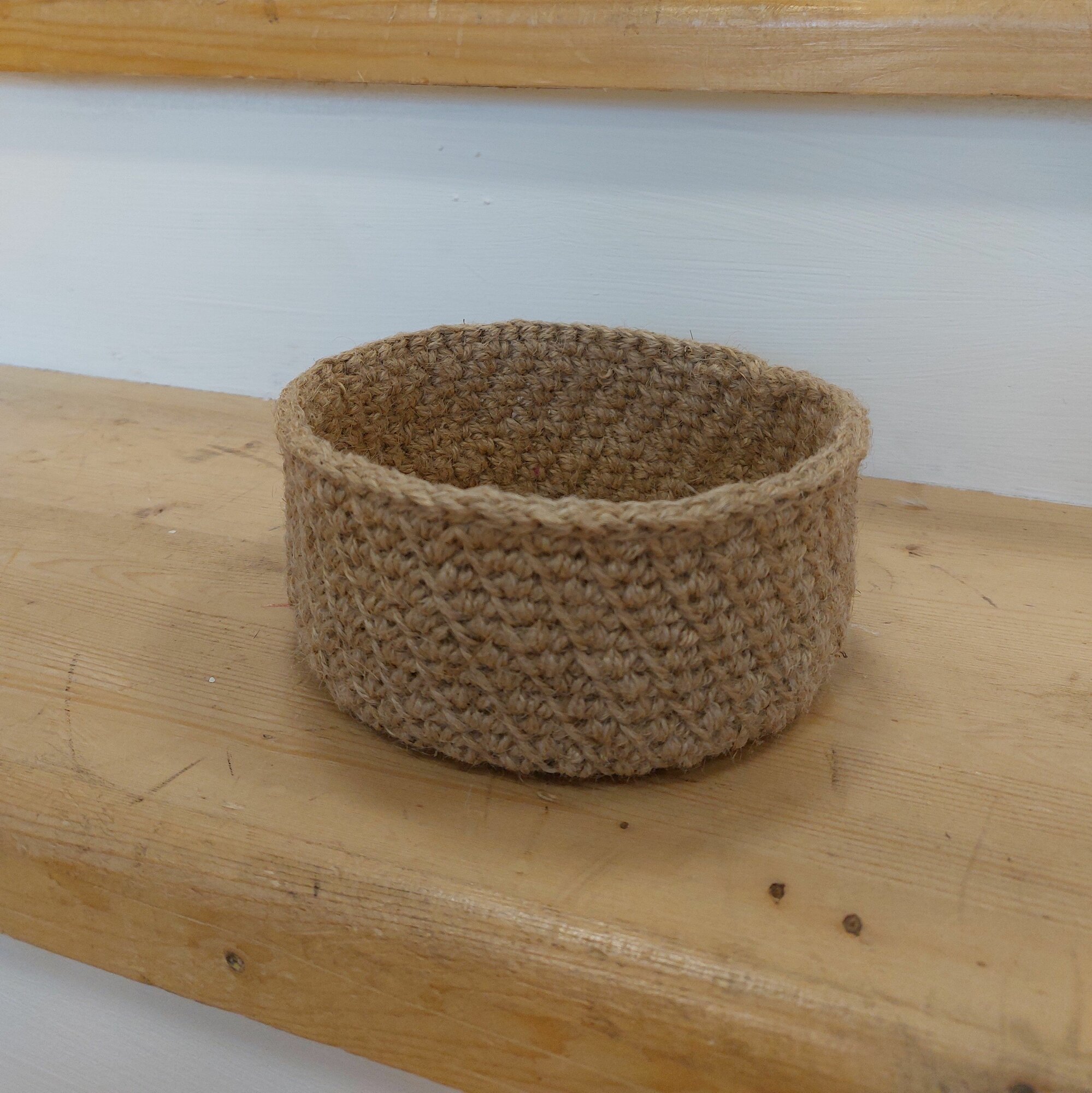 Вязаная круглая корзинка для мелочей, косметики, корзинка из джута интерьерная для хранения