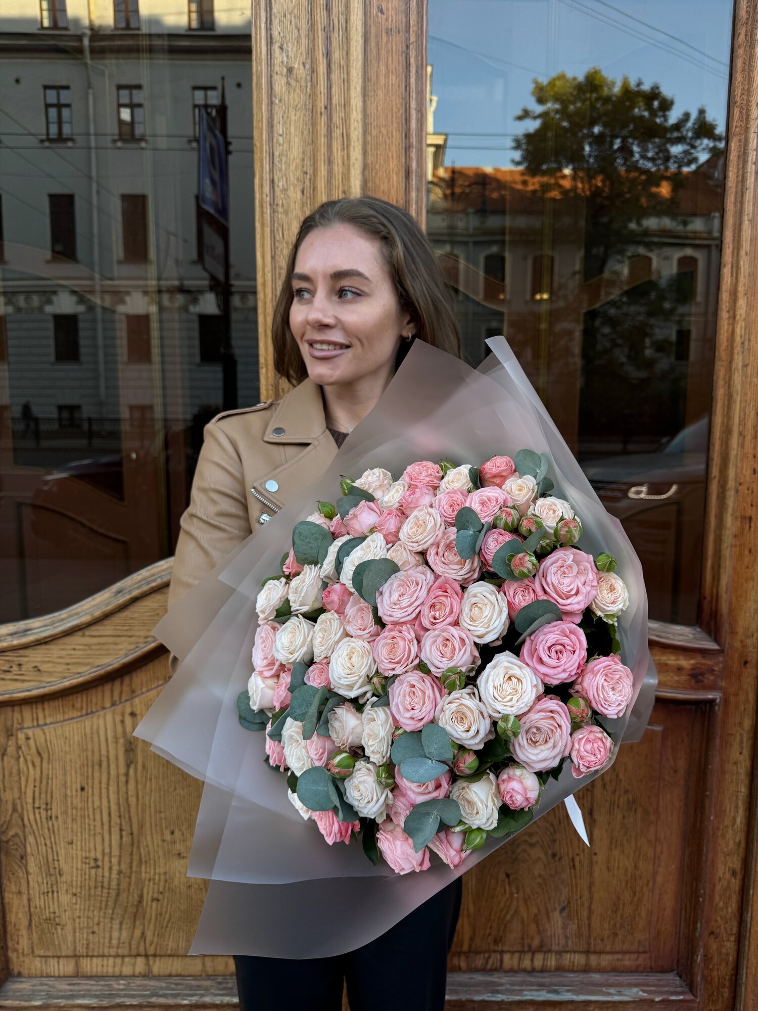 Букет сборный "L"пионовидный, розы белые/розовые, 51 шт, высота 40см