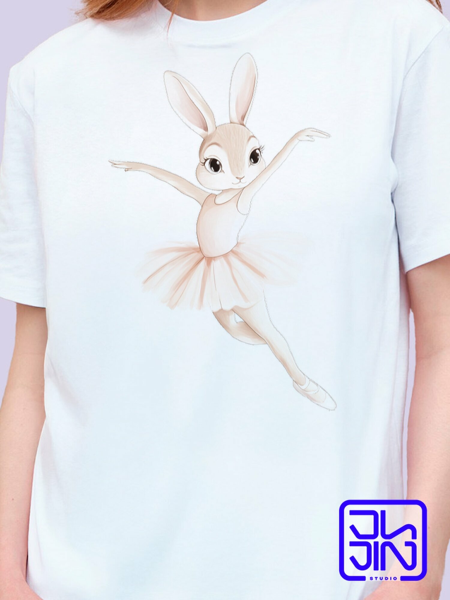 Футболка классическая женская с авторским принтом Веселая минималистичная белая и бежевая балерина кролик в балете, белый хлопковый трикотаж с прикольным рисунком на груди