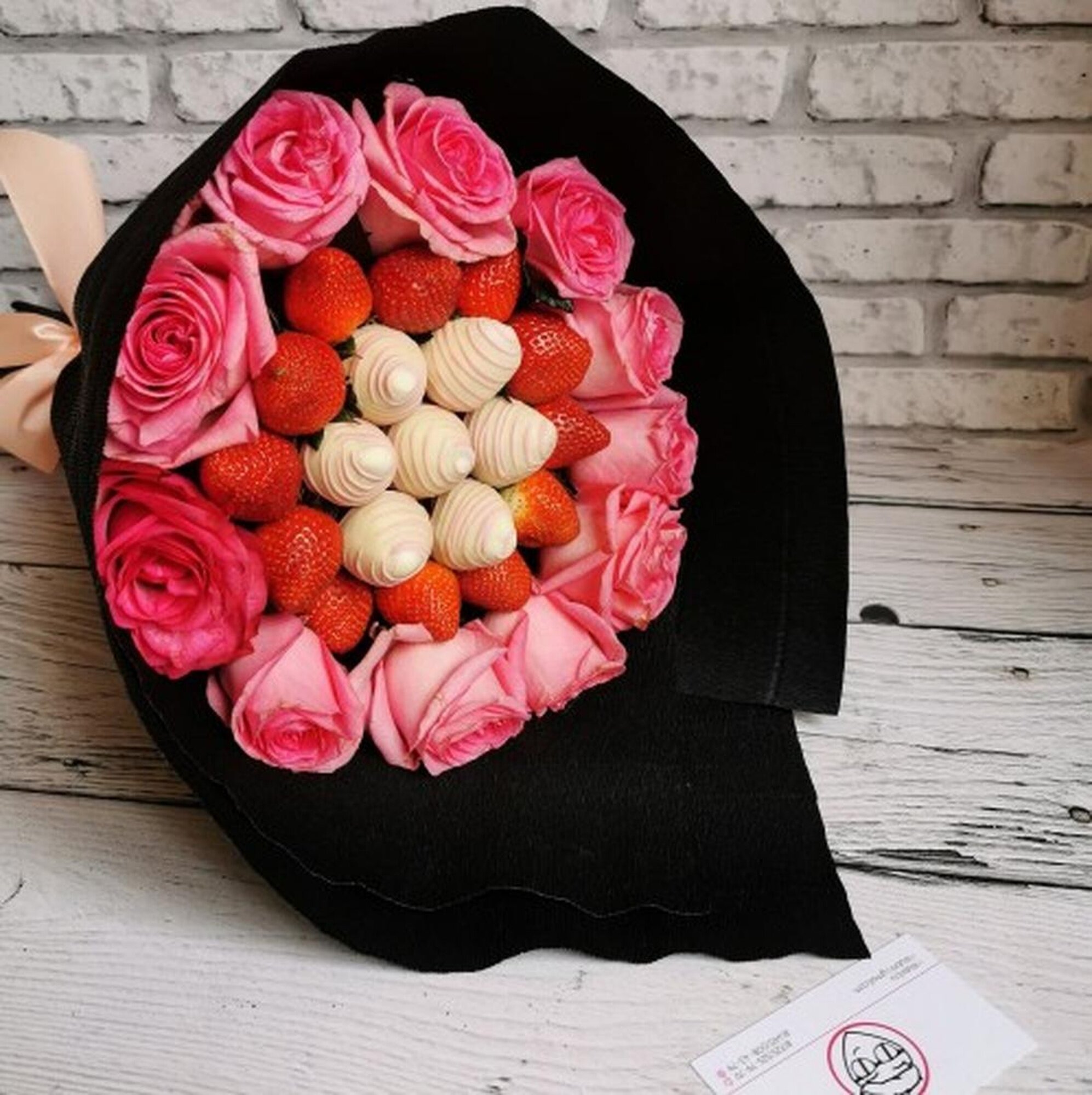 Подарочный набор Mklubni "Эмили" из роз, клубники в шоколаде и свежей клубники