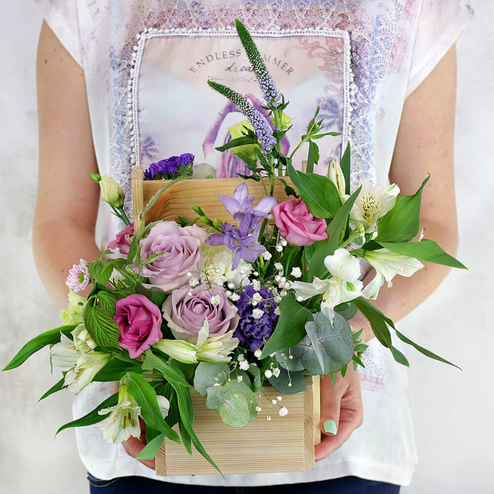 Букет Маркет "Лизиантусы, альстромерии, гипсофилы", в декоративном ящике, высота 35 см