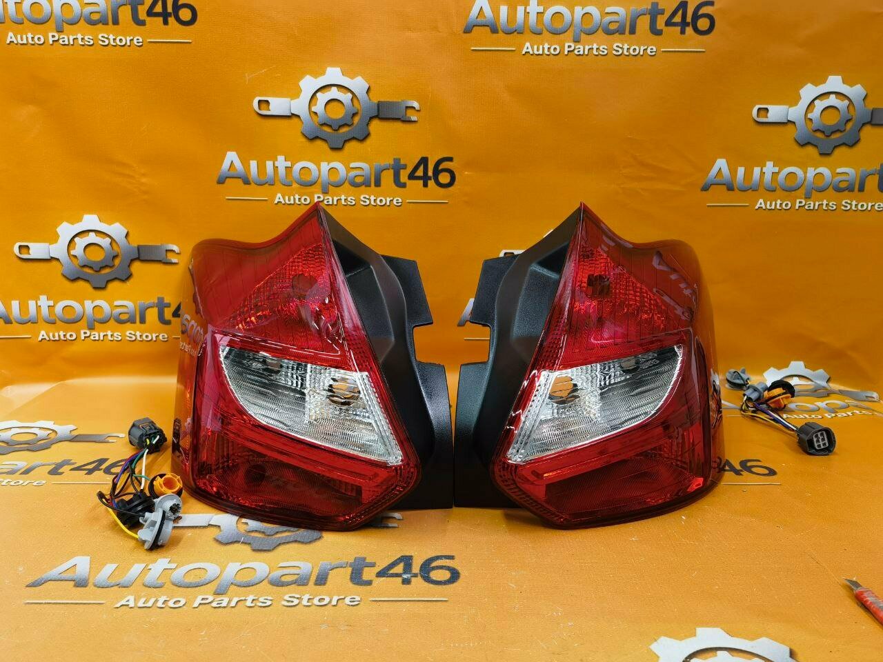 Задние фонари Форд Фокус 3 FORD FOCUS 3 5D хетчбек комплект на две стороны