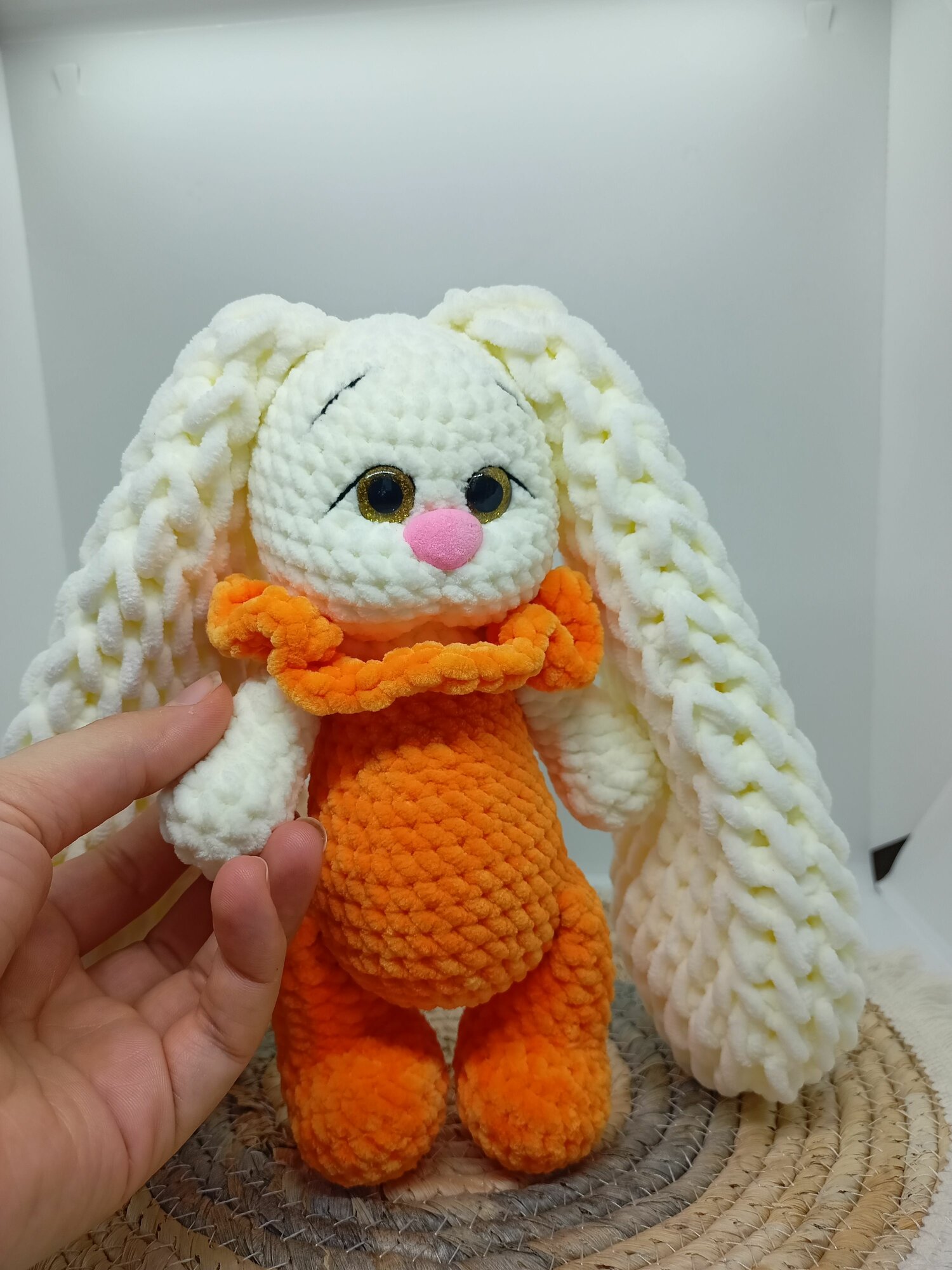 Вязанная игрушка Зайка с длинными ушами