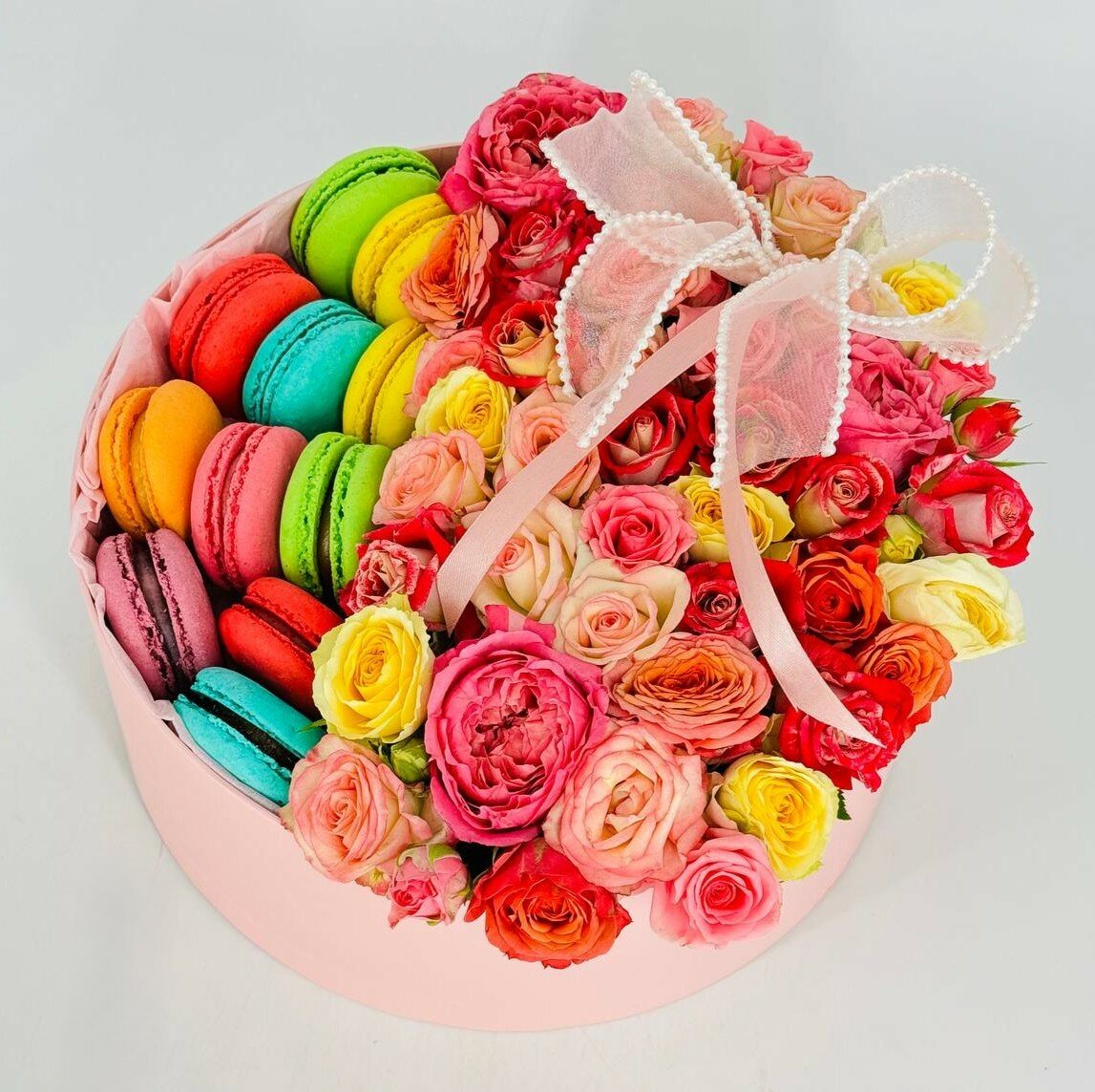 Подарочная коробка с цветами и нежным печеньем макаронс. Букет кустовых роз в коробочке. Подарок любимой девушке