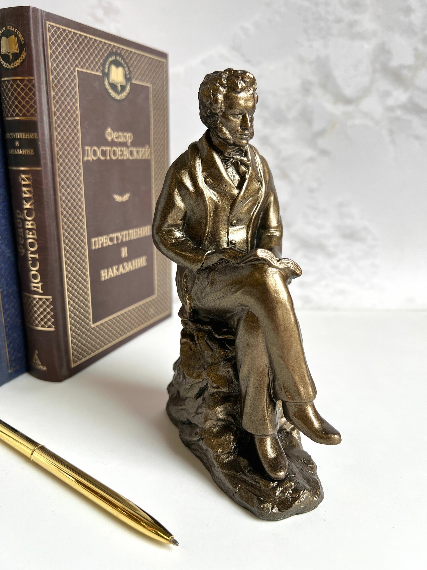 Статуэтка А. С. Пушкин на скале. Высота 17см. Гипс. бронзовый цвет