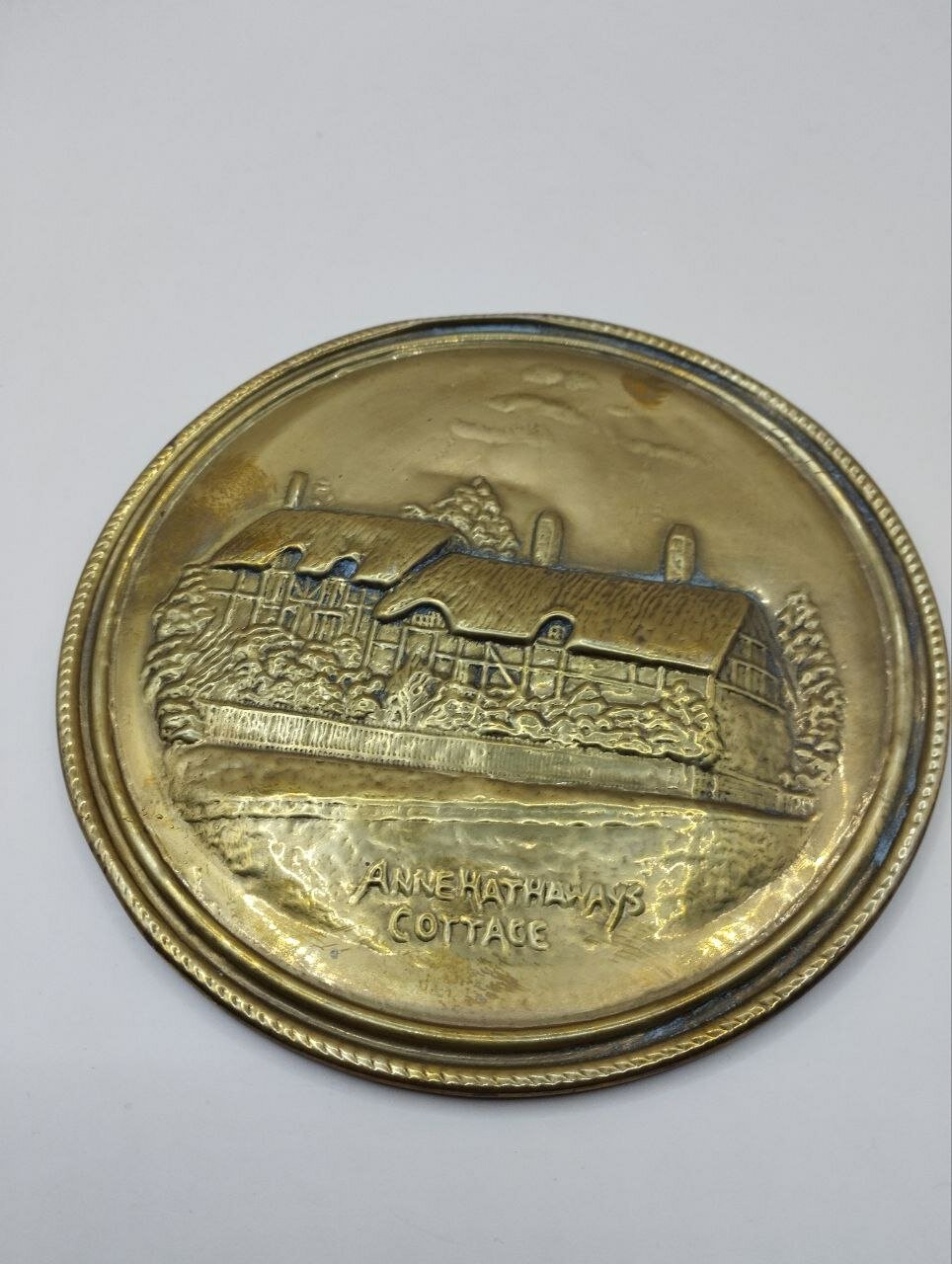 Винтажная декоративная тарелка из латуни Энн Хэтэуэй. Англия.