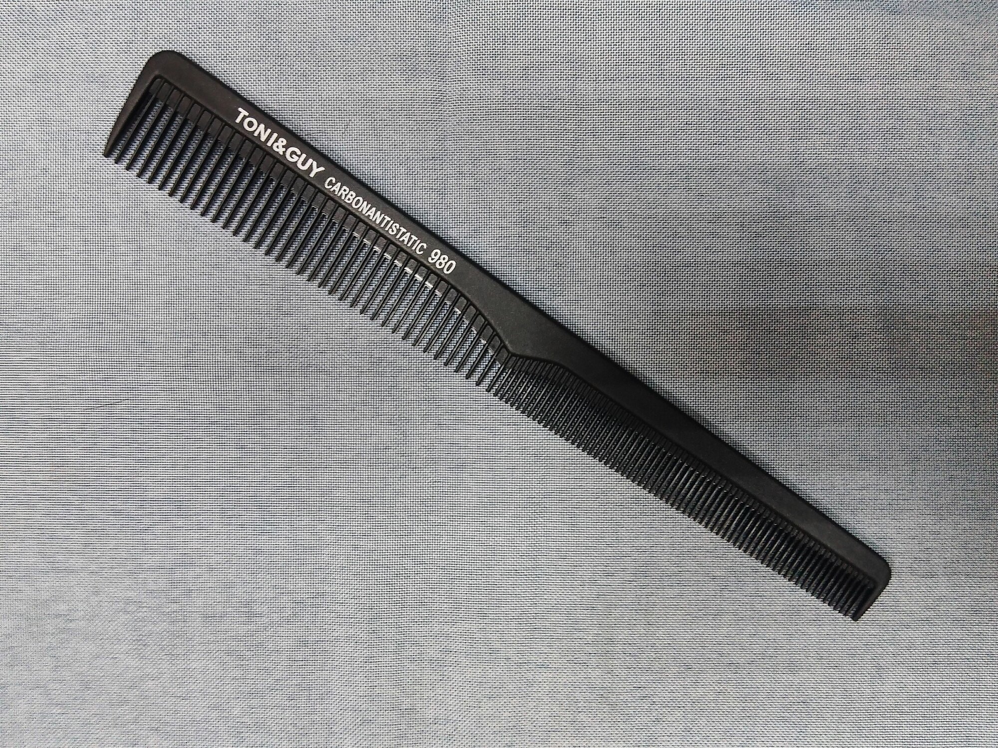 TONI&GUY Расческа комбинированная для мужской стрижки, для мелких деталей и "сведения на нет". 18.5 см профессиональная