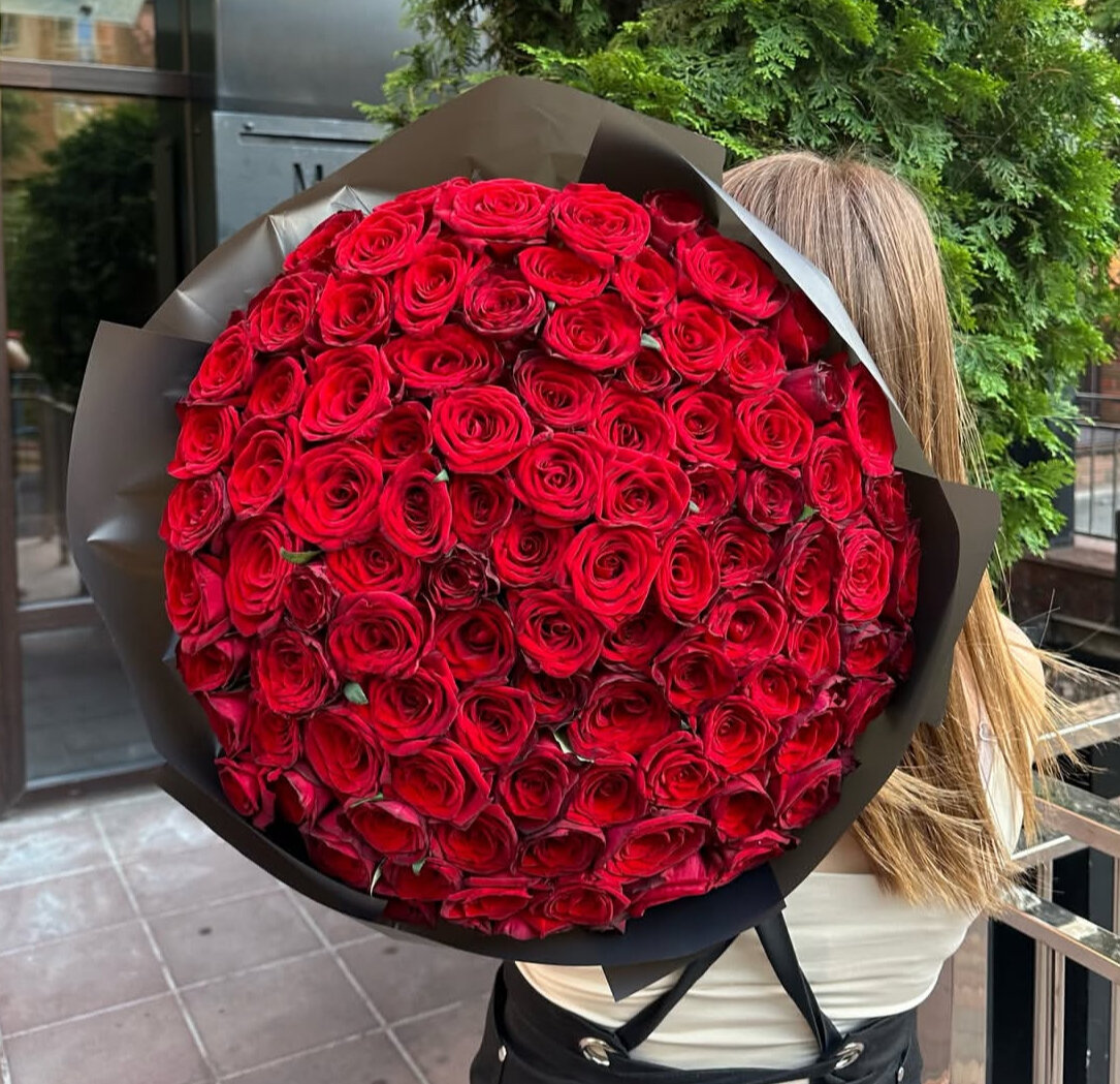 Шикарный букет из 101 красной розы в черной оберточной бумаге, роскошный букет, идеальный подарок