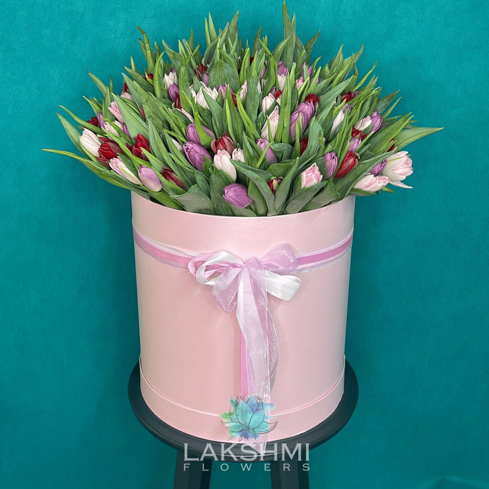 151 тюльпан микс / 151 розовый, фиолетовый, красный пионовидный тюльпан в шляпной коробке