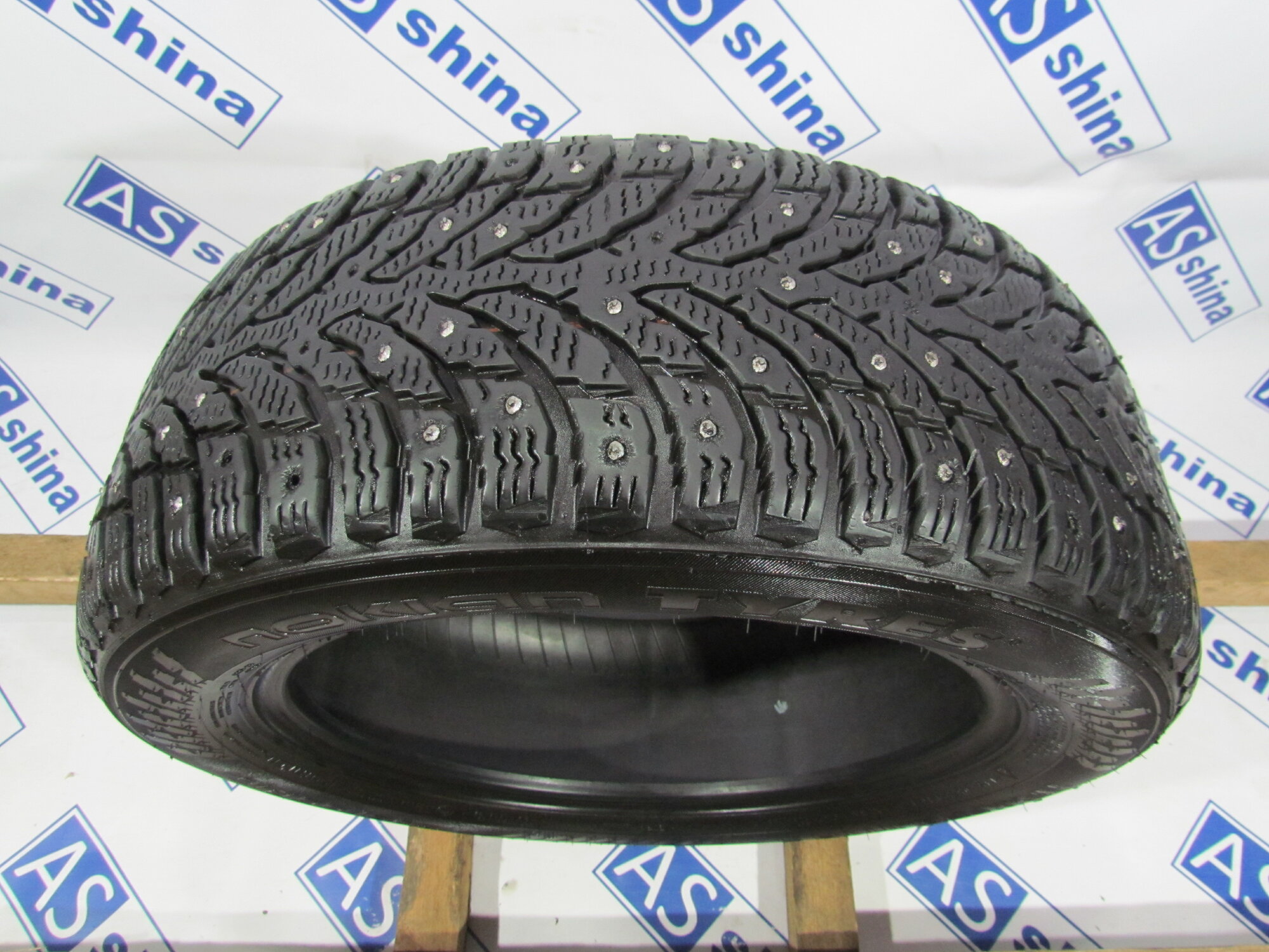 Nokian Hakkapeliitta 9 205 55 R16 зимние шипованные БУ шины 20-35% износ , артикул 0028228