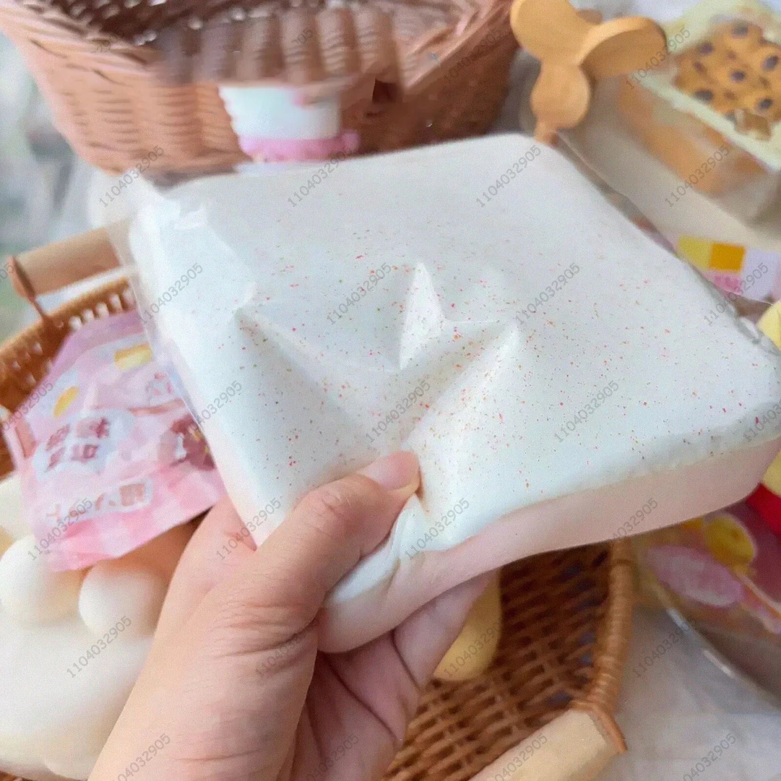 Мягкая игрушка-антистресс ISHOWTIENDA Шоколадный хлеб с мятным вкусом Белый, Big strawberry toast