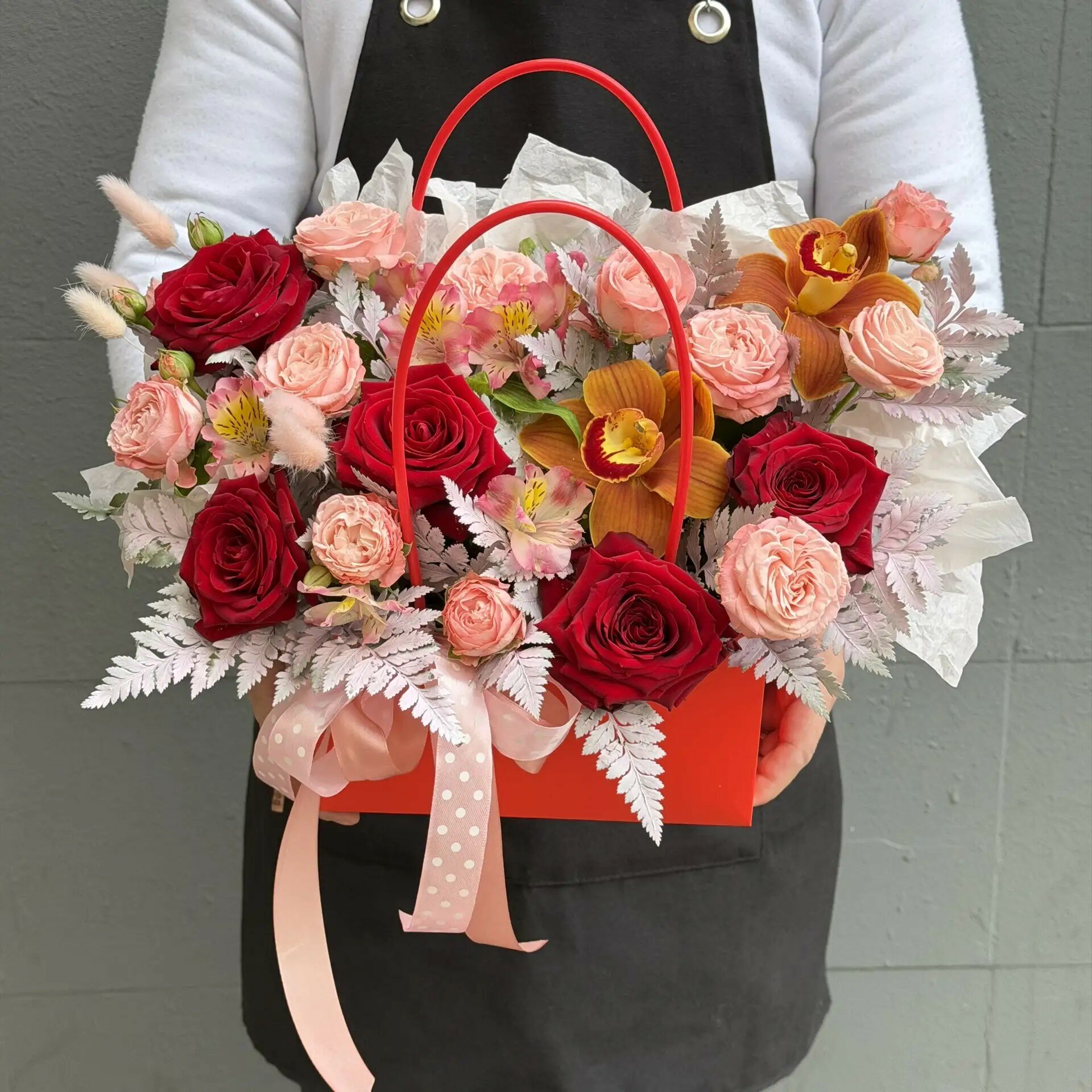 Композиция Rybe-Flowers, в сумочке, красные розы, альстромерии, орхидеи