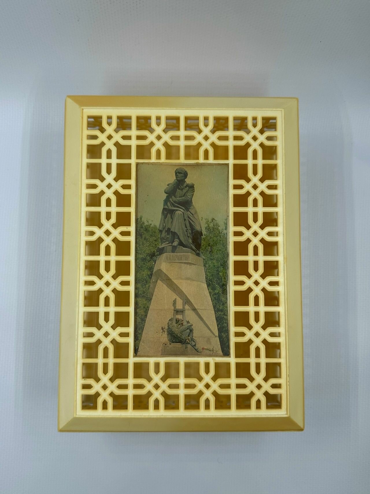 Шкатулка Памятник Лермонтову Пластик СССР 20,5*15 см Высота 8 см Винтаж!