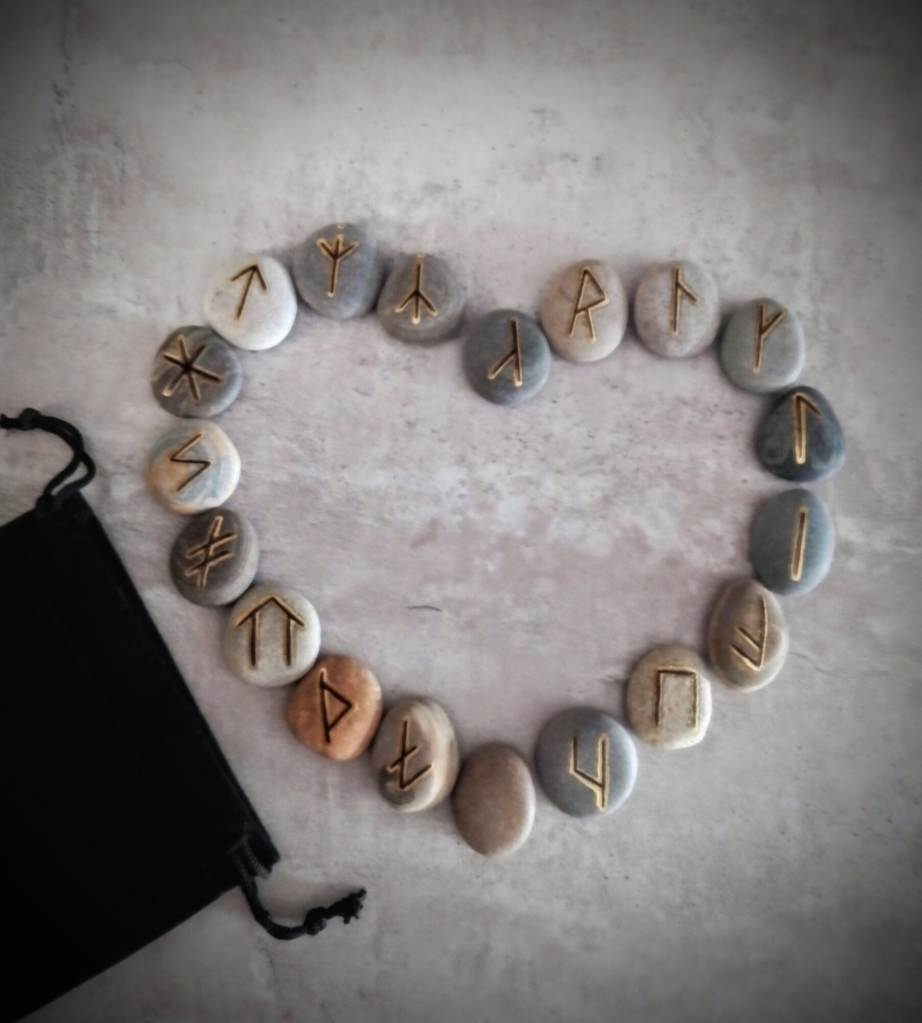 Славянские руны на камне в мешочке