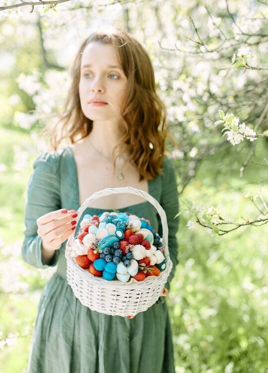 Букет в корзине “Аватар”, из зефира и мармелада, клубники и малины, размер M, 20 см, от Vegato Studio