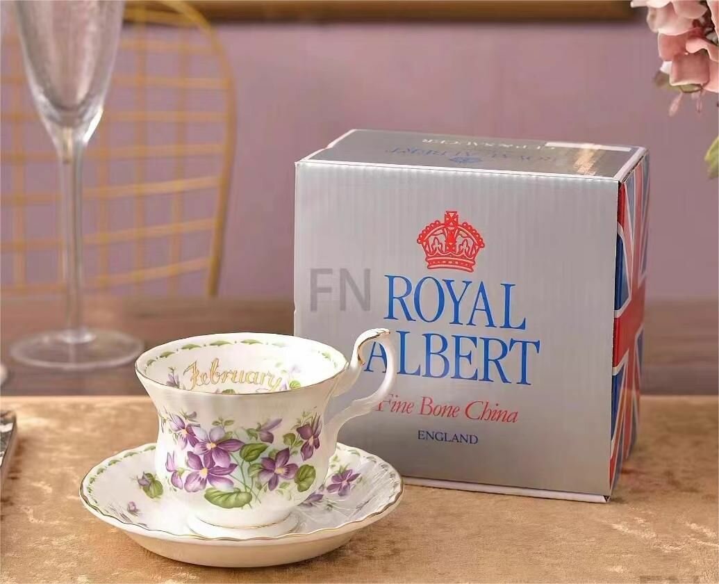 Чайная пара Royal Albert. Серия "Цветок месяца". Англия. Костяной фарфор. Клеймо 70-е гг. Фиалки в феврале