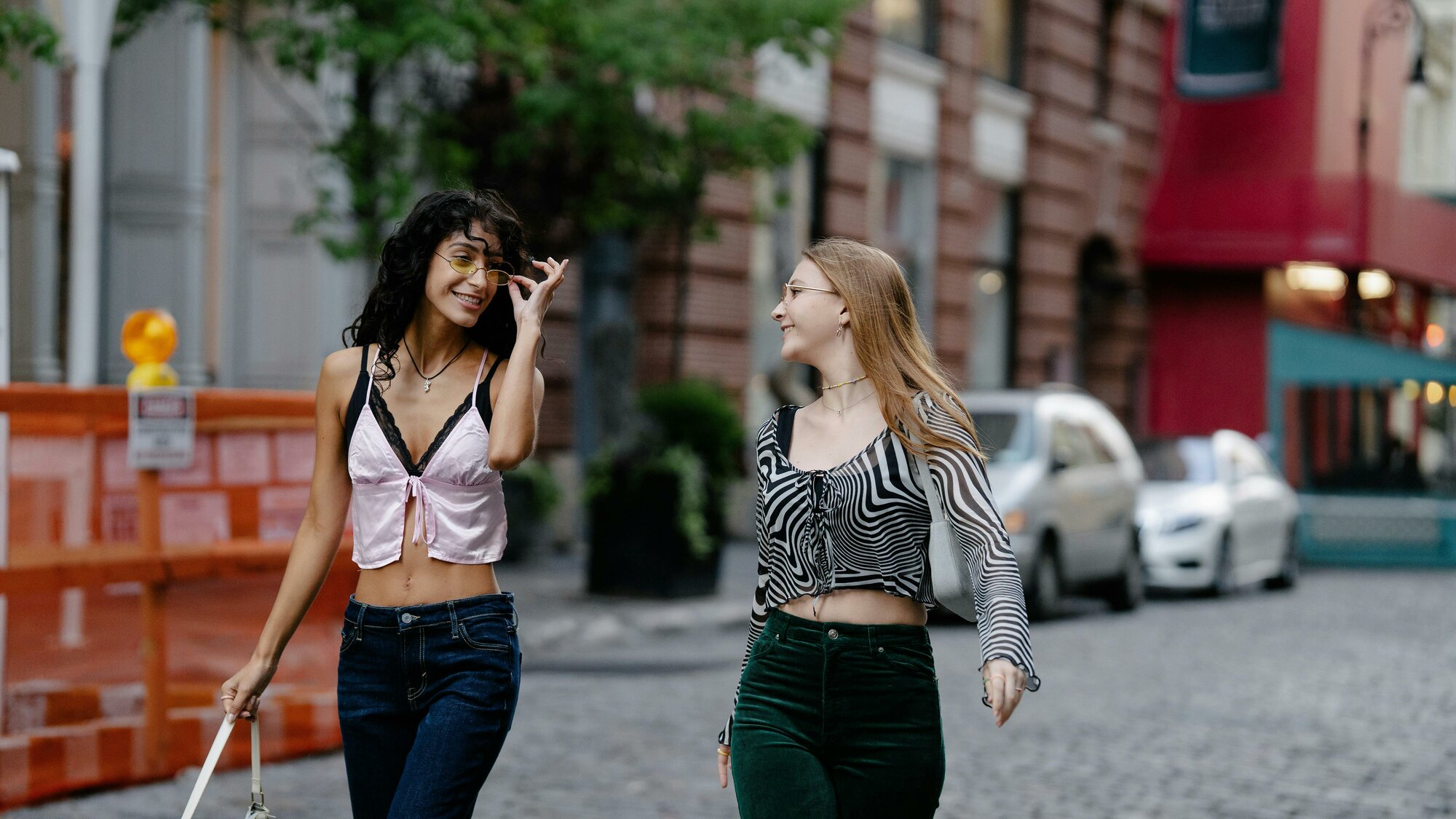 Картина на холсте 60x110 LinxOne "Автомобиль, интерьер для дома / декор на стену / дизайн