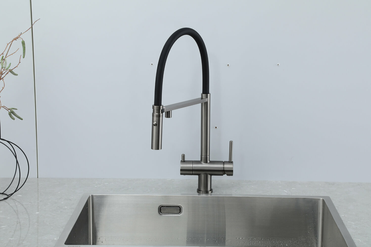 Смеситель для кухни Gappo G4397-89 с подключением фильтра, черный/оружейная сталь