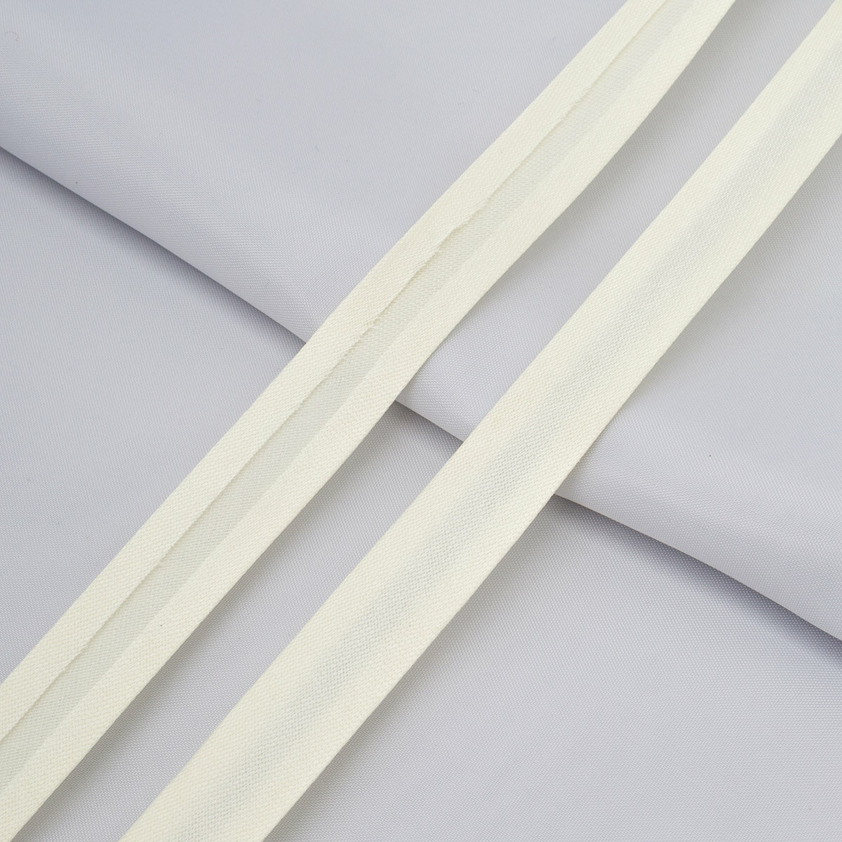 Косая бейка атласная 15 мм*10 м, полиэстер 100%, Айрис (кремовый)