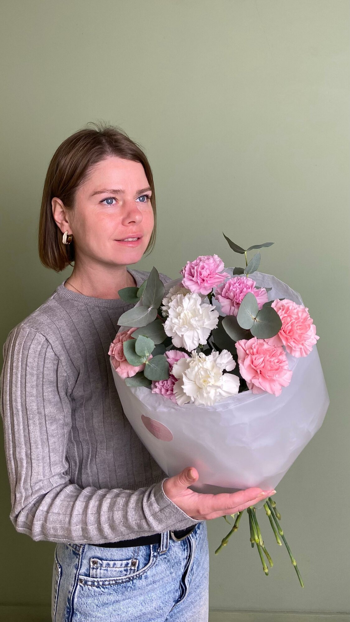 BONJOUR букет "Любовь и голуби 1.0"- букет из 9 гвоздик(диантусов) и веток эвкалипта.