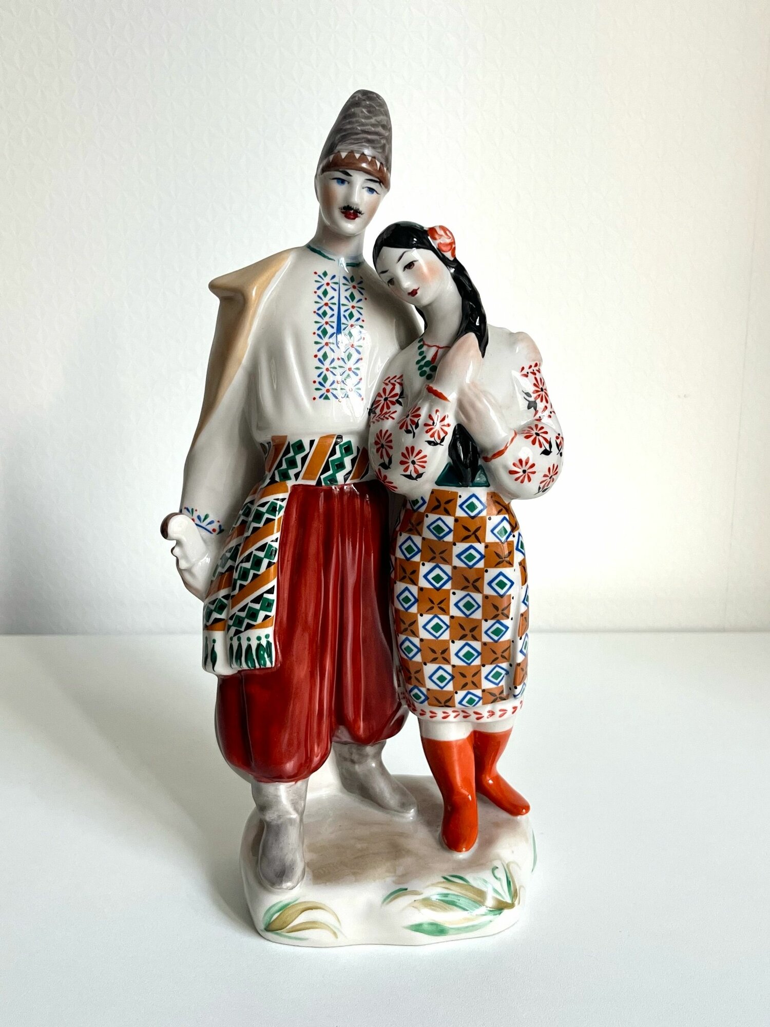 Статуэтка "Левко и Оксана" Киев. СССР. Фарфор. Высота: 28.5 см. Редкая роспись. Левко и Ганна.