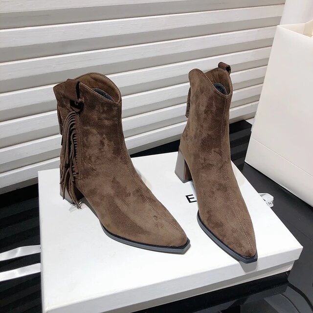 Женские ботильоны с острым носком и толстым каблуком. Винтажные туфли с кисточками для выпускного вечера. Осенне-зимние женские ковбойские сапоги в стиле вестерн.