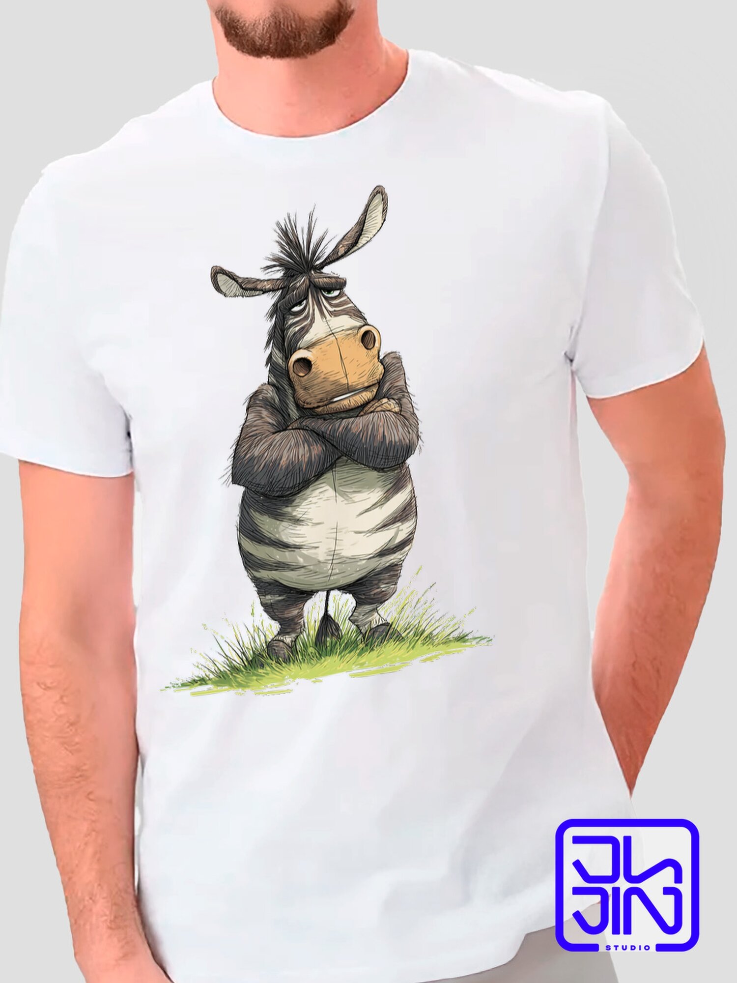 Футболка классическая мужская с авторским принтом Смешная черно-белая зебра в графитовой траве, оригинальная природа, белый хлопковый трикотаж с прикольным рисунком на груди