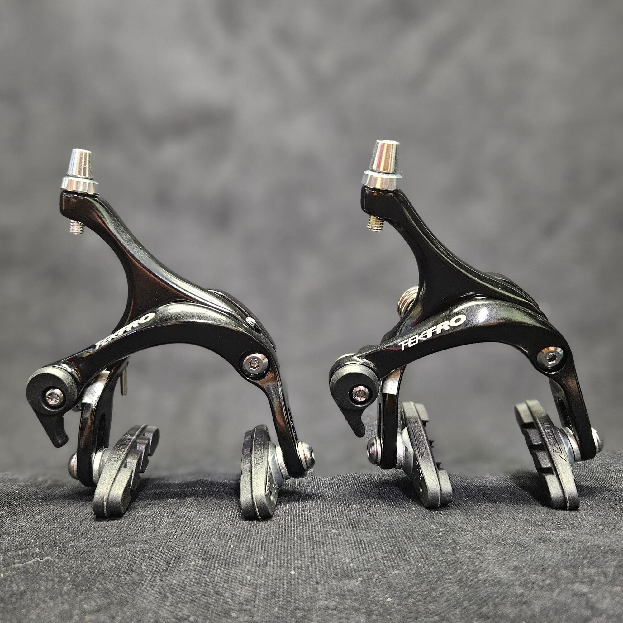 Комплект клещевых тормозов (передний и задний) Tektro R326 (R526), reach 39-52 мм, клещевые, 2 штуки в комплекте, черные