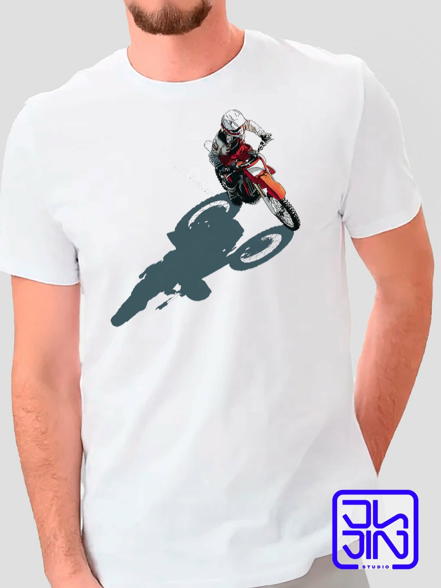 Футболка классическая мужская с авторским принтом Крутой уличный мотоциклист на белом фоне с темно серой тенью мотоцикла экстрим, белый хлопковый трикотаж с прикольным рисунком на груди