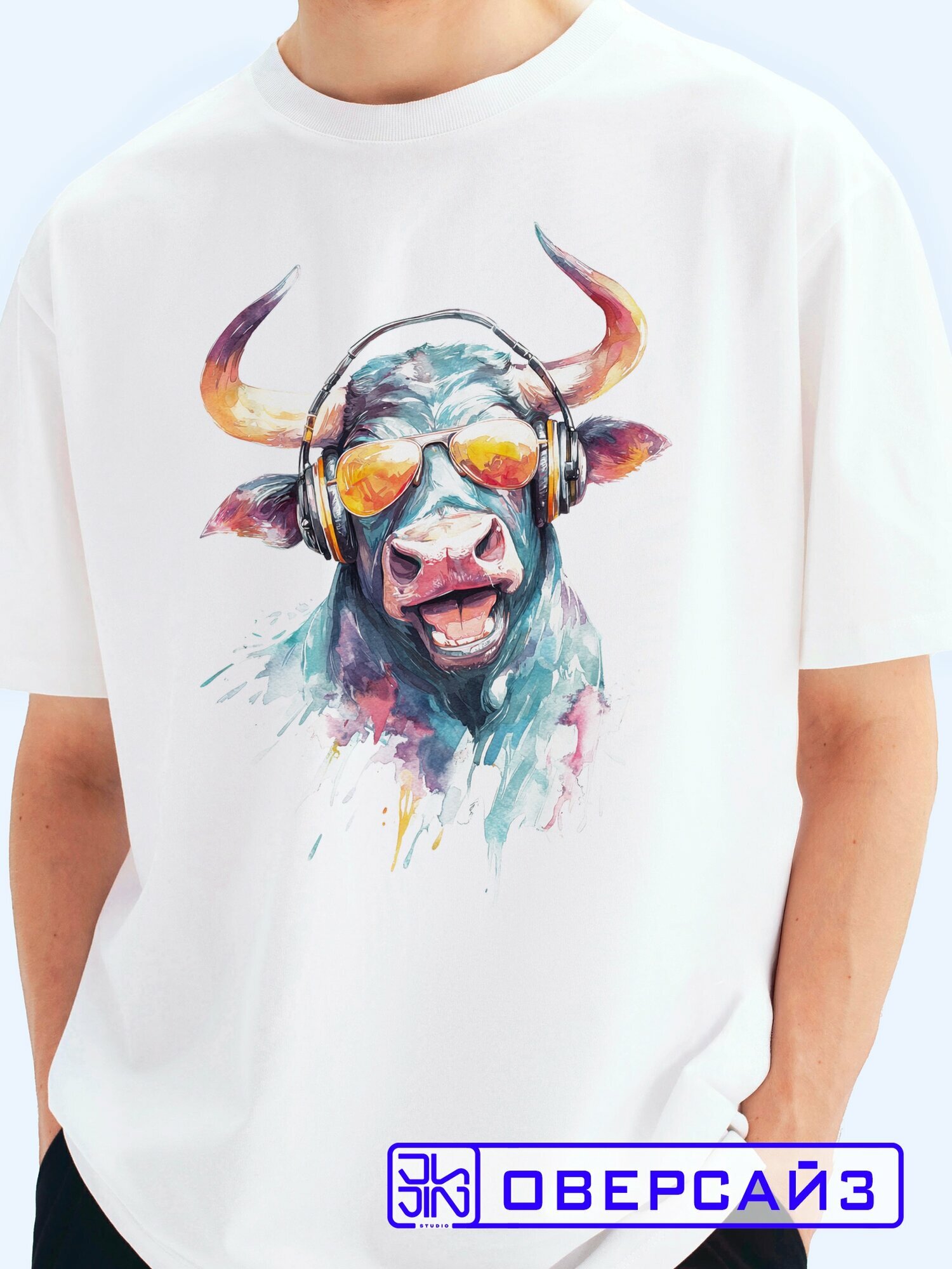 Футболка оверсайз мужская с принтом Бык бирюзовый, разноцветный в крутых модных наушниках и ярких очках, белый хлопковый трикотаж с прикольным рисунком на груди