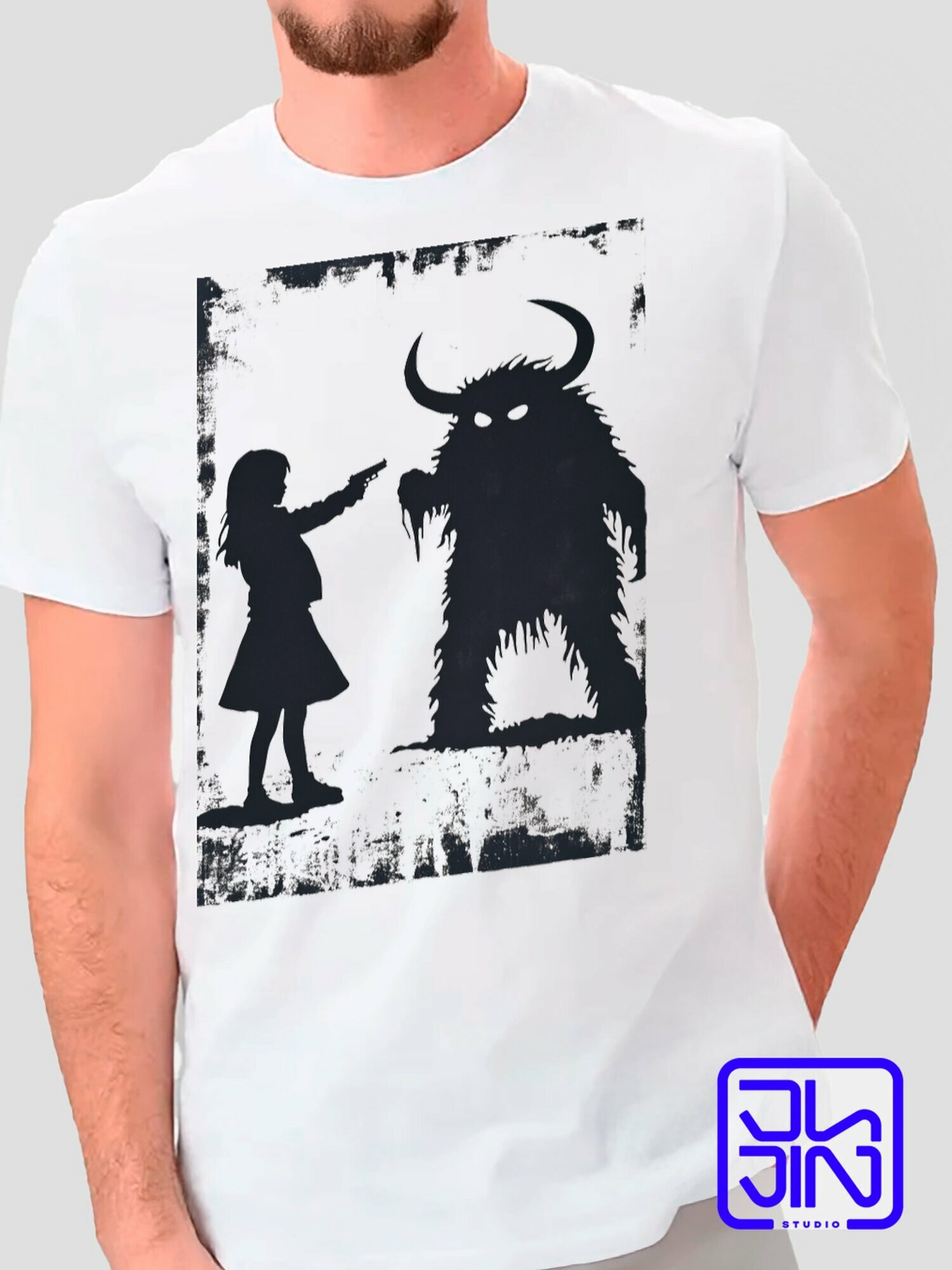 Футболка классическая мужская с авторским принтом Дерзкая черная девочка с пистолетом против вызывающего черно белого монстра, белый хлопковый трикотаж с прикольным рисунком на груди