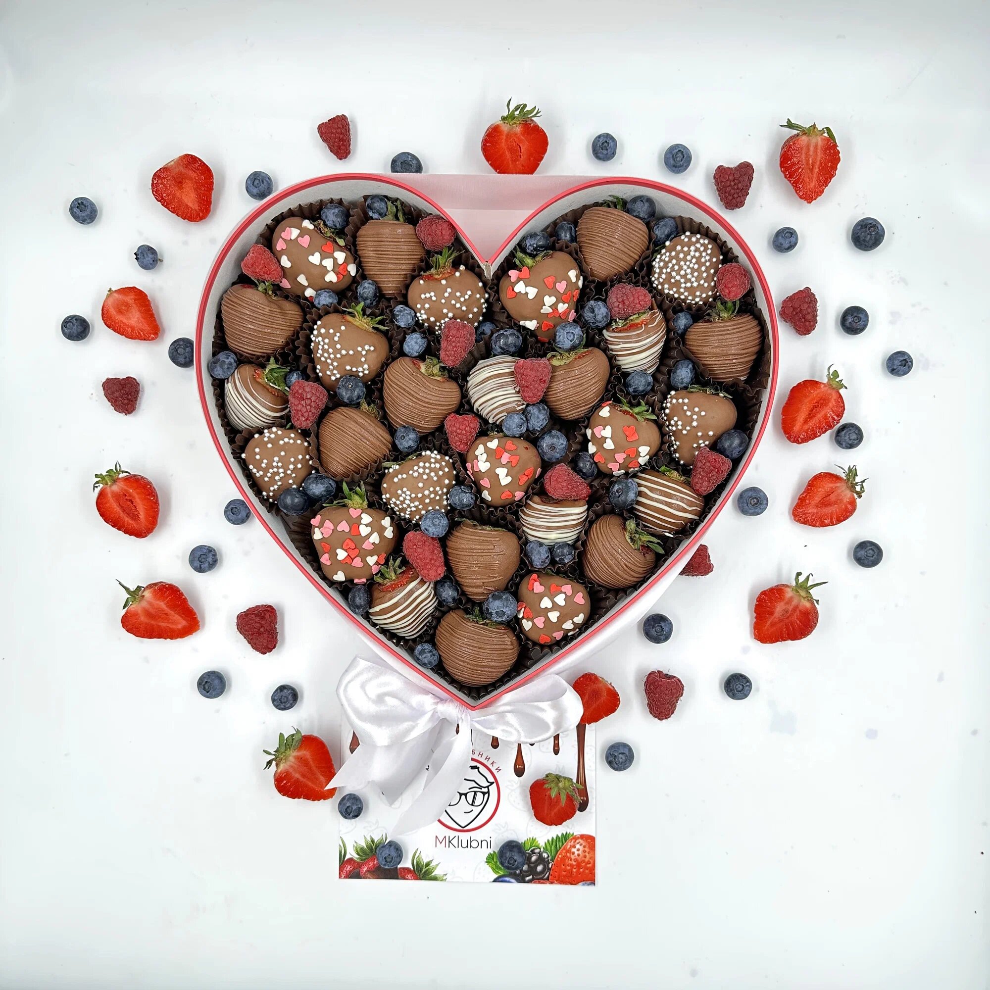 Клубника в шоколаде с кондитерскими посыпками в подарочной коробке в форме сердца с голубикой и малиной, размер L