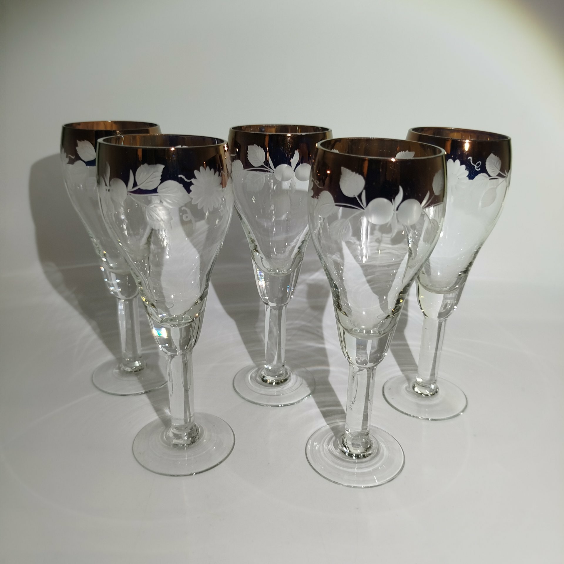 Набор из пяти бокалов с растительным орнаментом, стекло, золочение