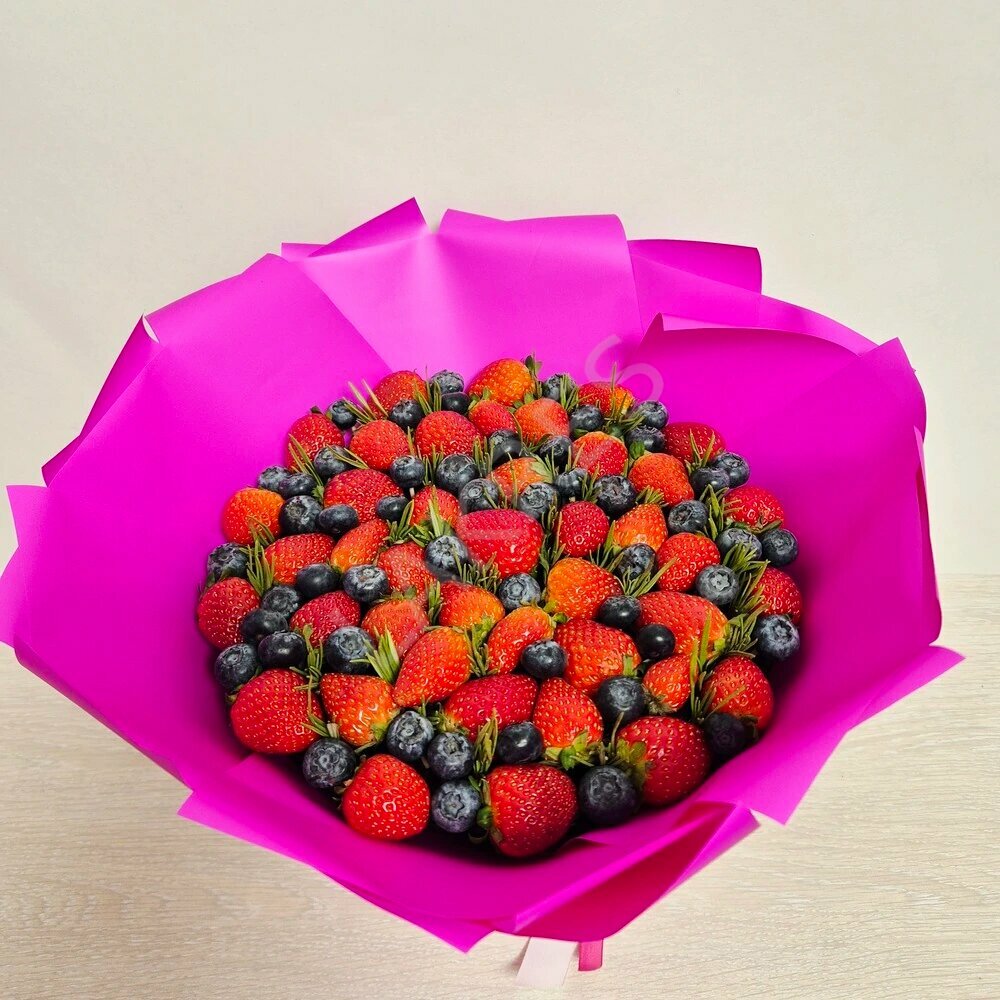 Букет LAKRES "Для мамы", из свежих ягод и розмарина, диаметр 25см