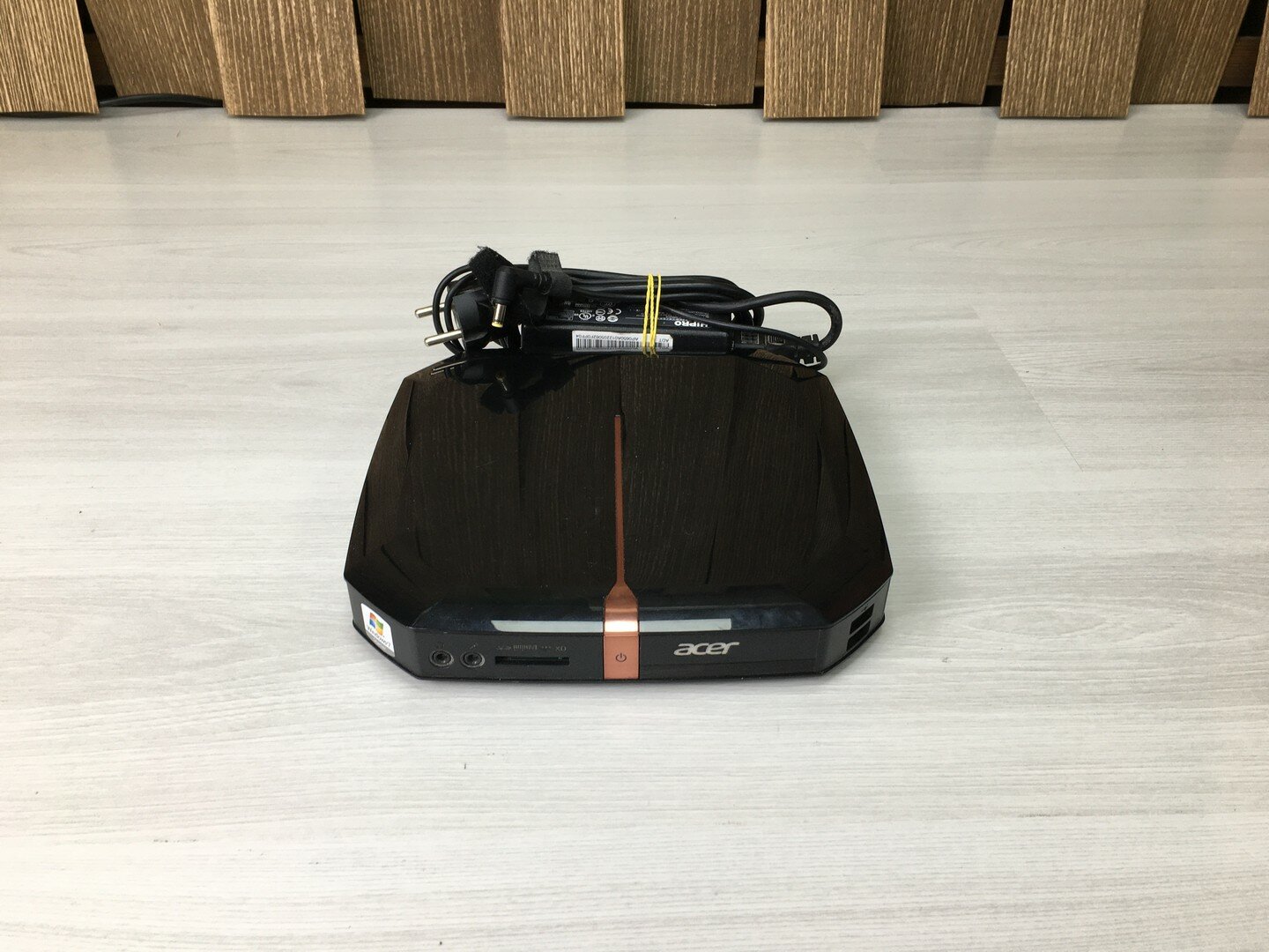 Мини-компьютер Acer Revo 70 AMD E-450/4G/SSD120G/SD/WiFi/6xUSB/VGA/HDMI/Win10