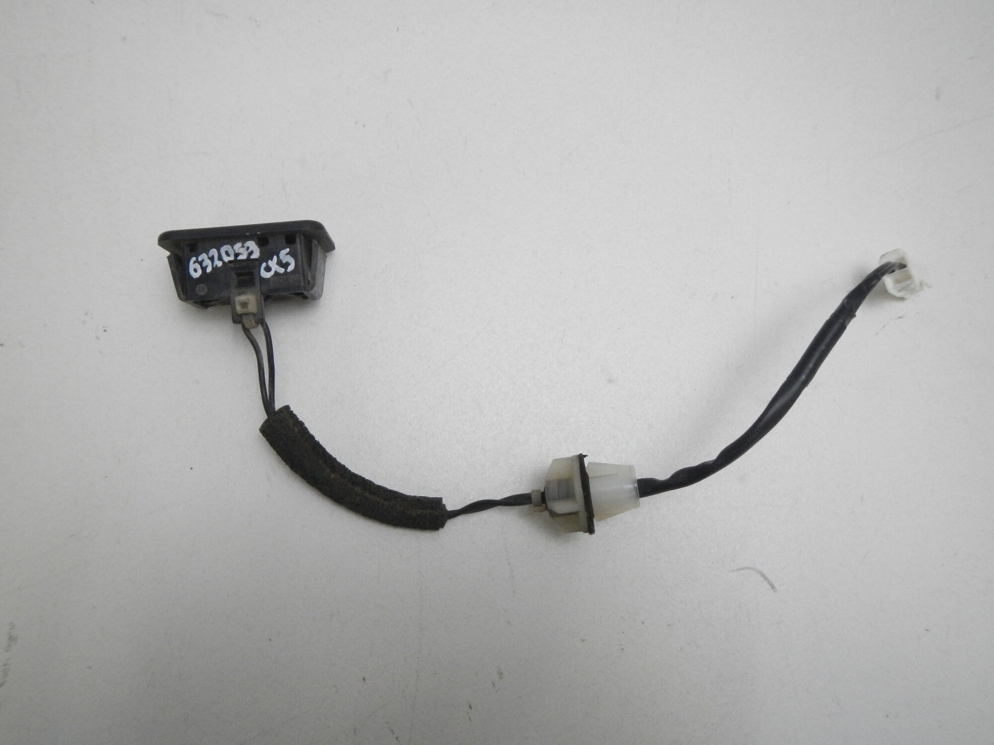 Б/У Кнопка открывания багажника, Mazda (Мазда)-CX-5 (12-) MAZDA CX-5 (12-) Без видимых повреждений. 632053 MAZDA арт. GS...